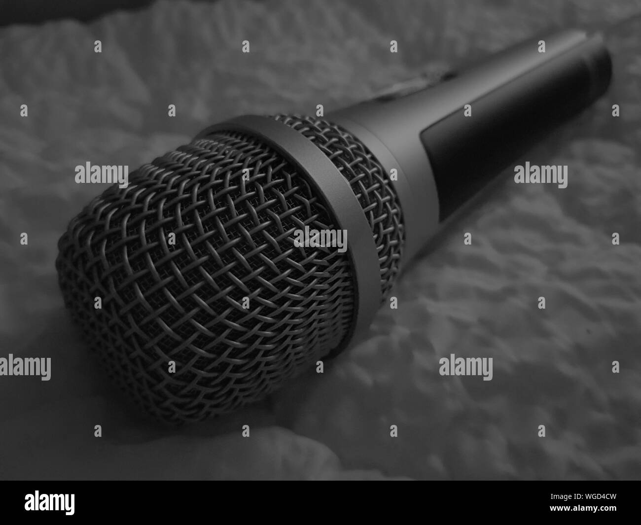 Microphone on table Banque de photographies et d’images à haute ...