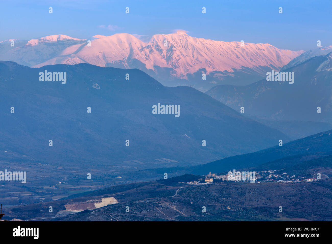 Montagnes des abruzzes Banque de photographies et d’images à haute ...