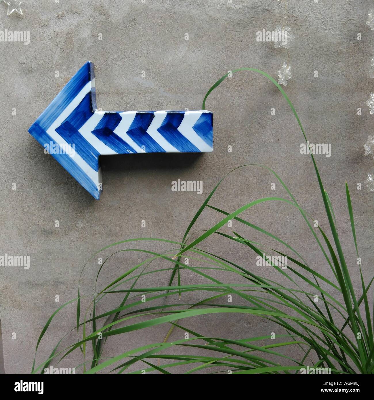 Flèche bleue Banque de photographies et d’images à haute résolution - Alamy
