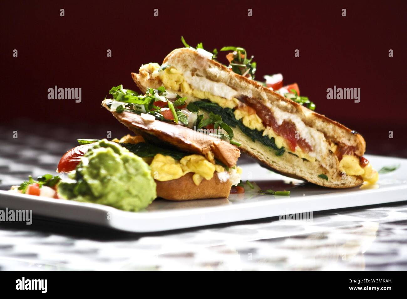 Sandwich sur plateau de service Banque de photographies et d’images à ...