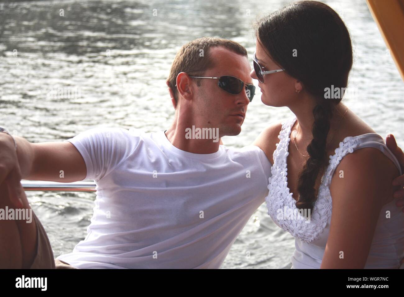 Couple romantique en bateau Banque de photographies et d’images à haute ...