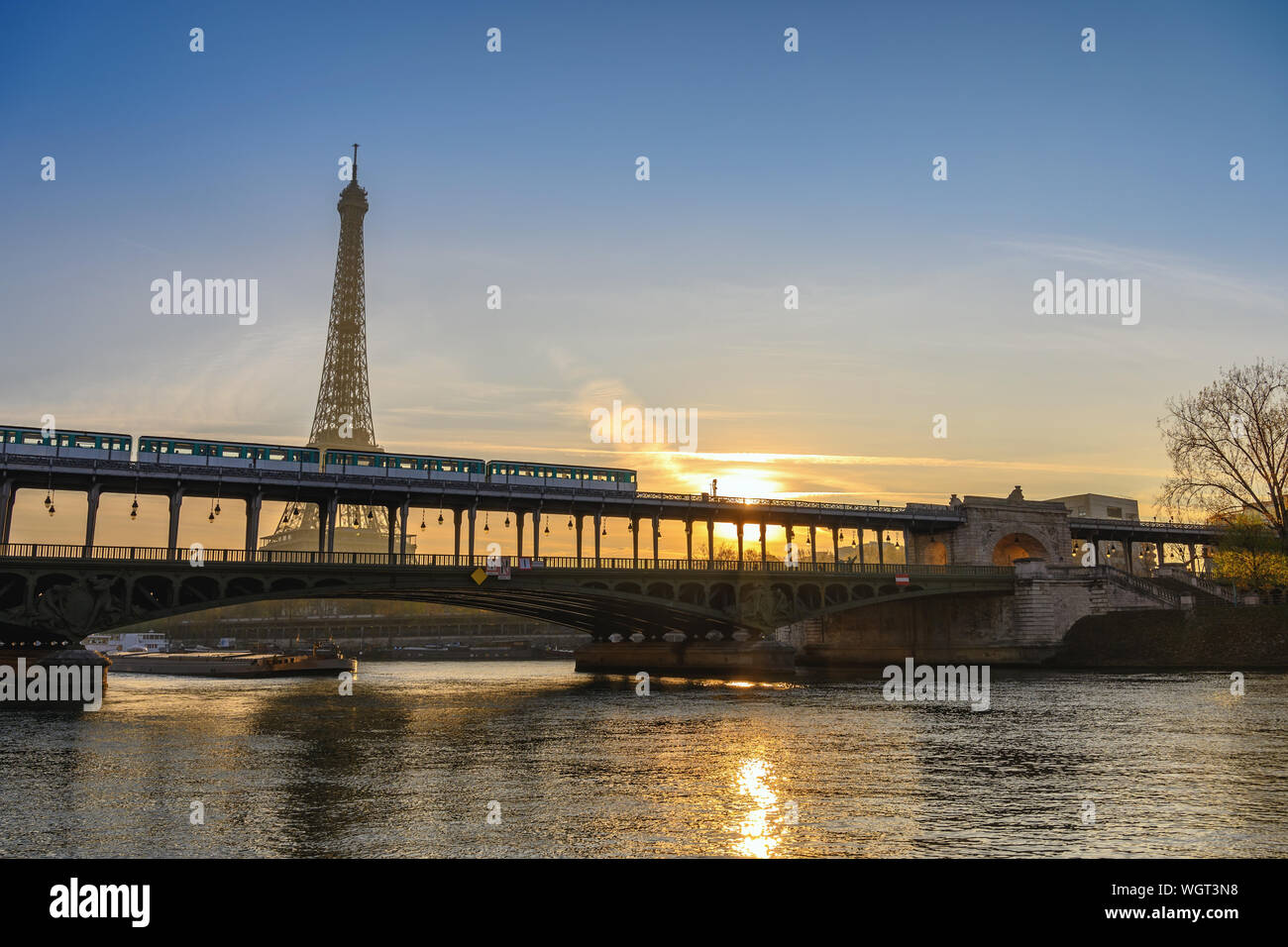 Pont de bir hakeim tour eiffel Banque de photographies et d’images à haute résolution - Alamy