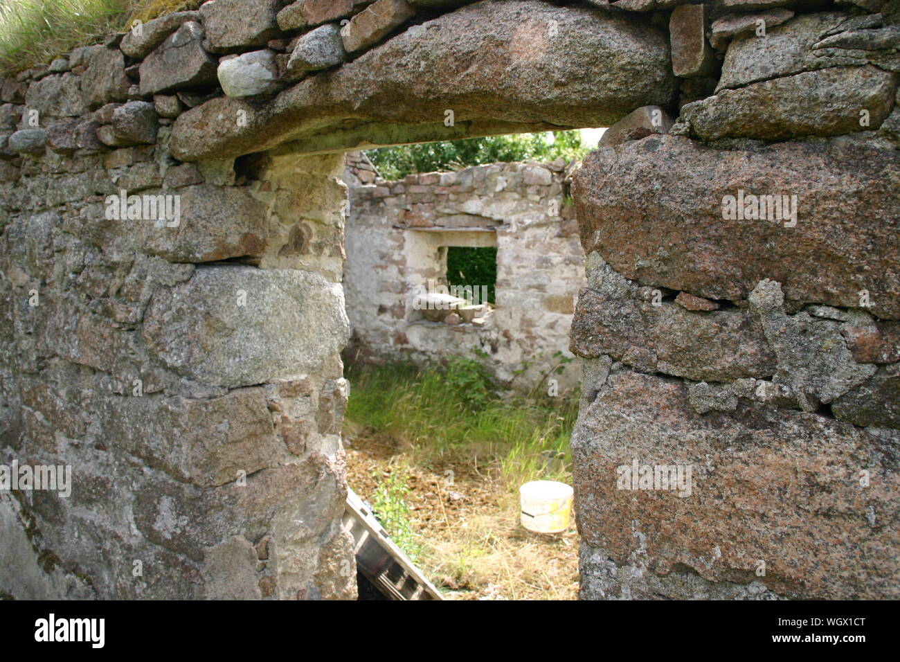 Maison En Pierre En Ruine Banque d'image et photos - Alamy