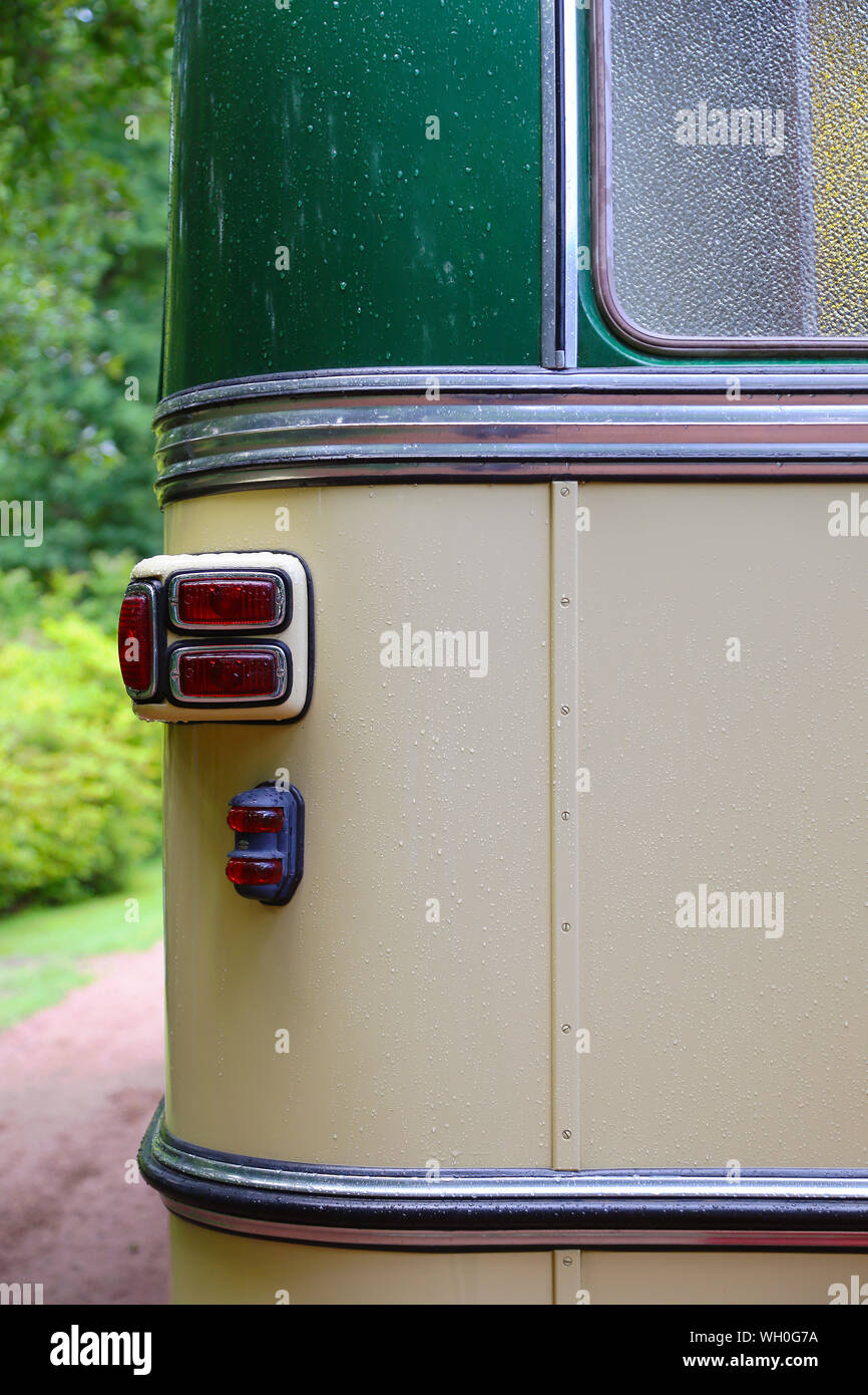 Bus vert Banque de photographies et d’images à haute résolution - Alamy