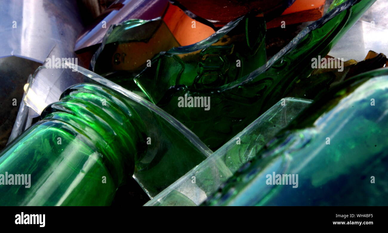 Broken glass bottle Banque de photographies et d’images à haute ...