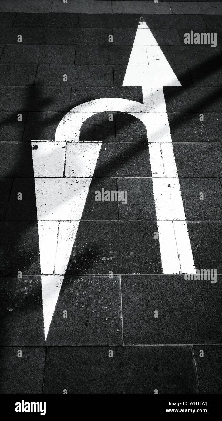 Signe de la flèche de la circulation Banque de photographies et d ...