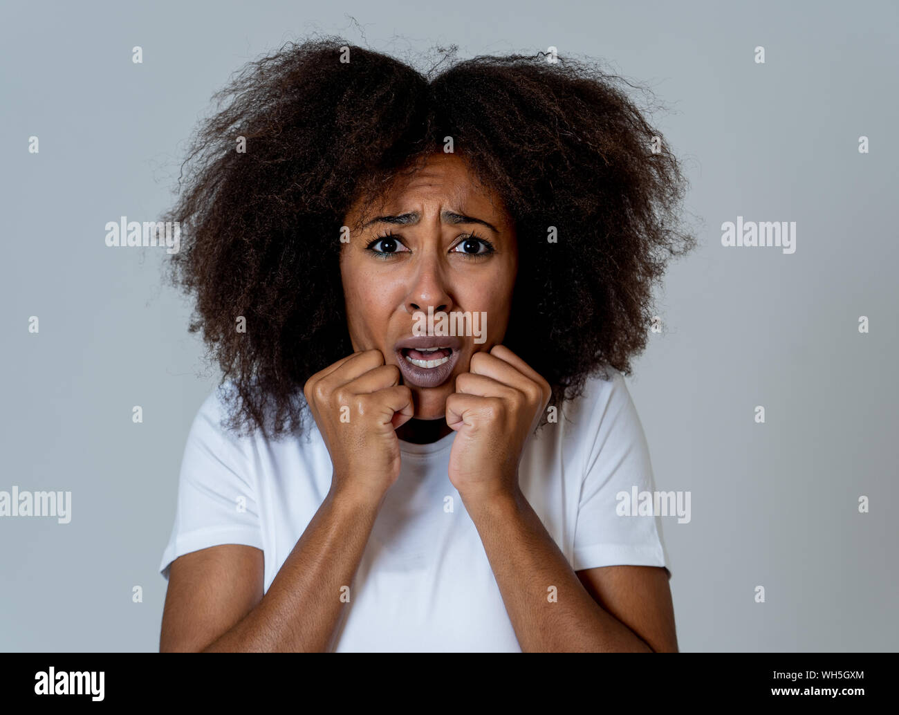 Portrait of young african american woman sentiment effrayé et choqué de ...