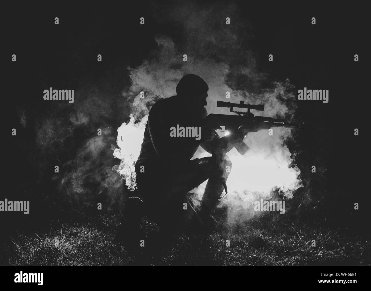 Man holding gun silhouette Banque de photographies et d’images à haute ...