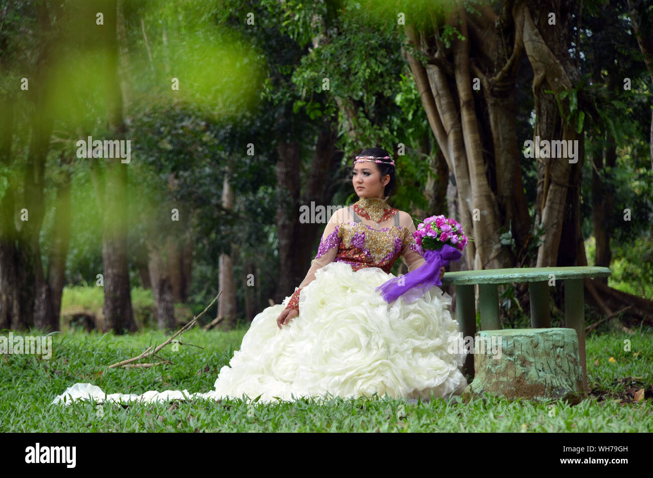 Indian bride sitting Banque de photographies et d’images à haute ...