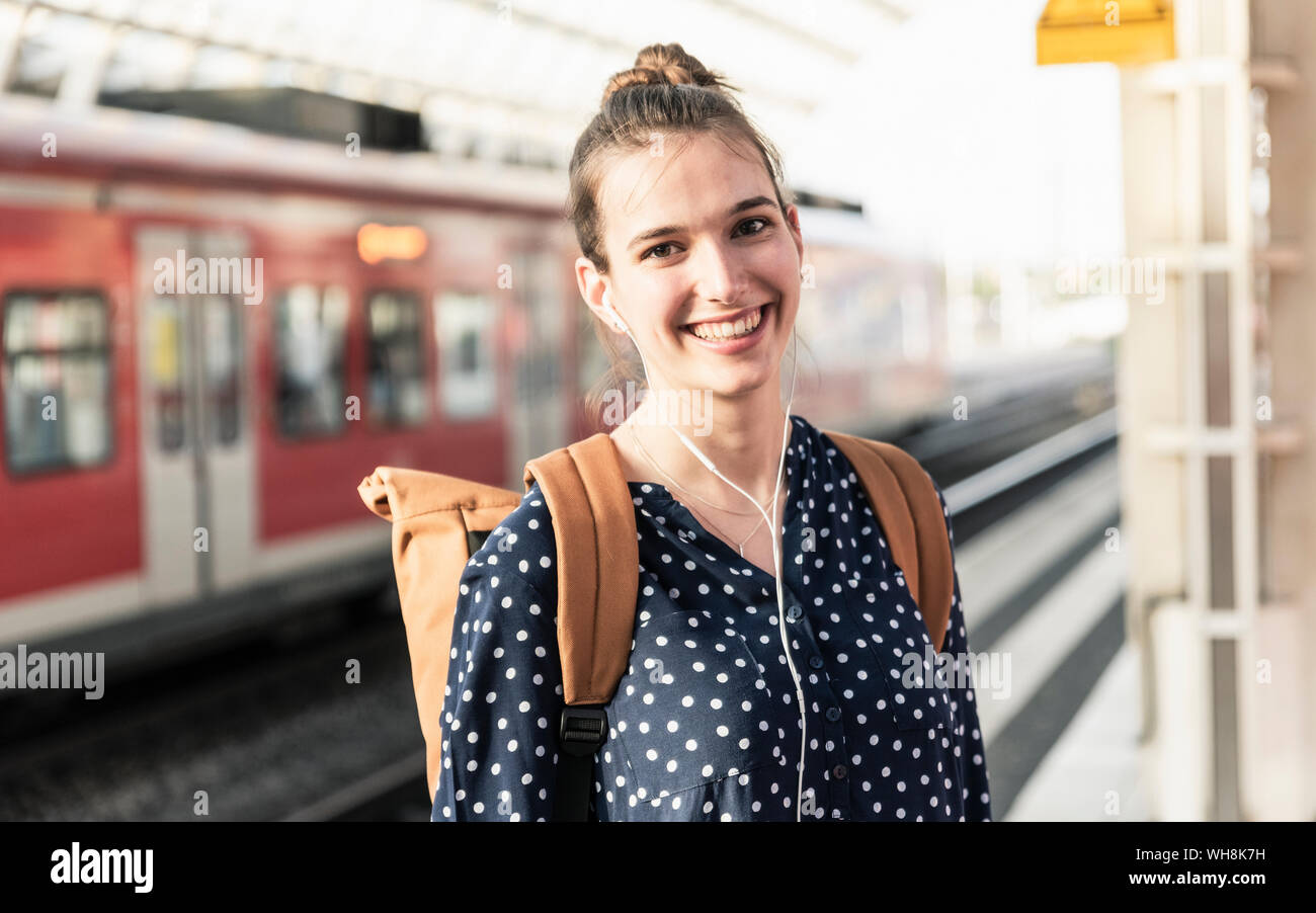 Jeune femme train Banque de photographies et d’images à haute ...