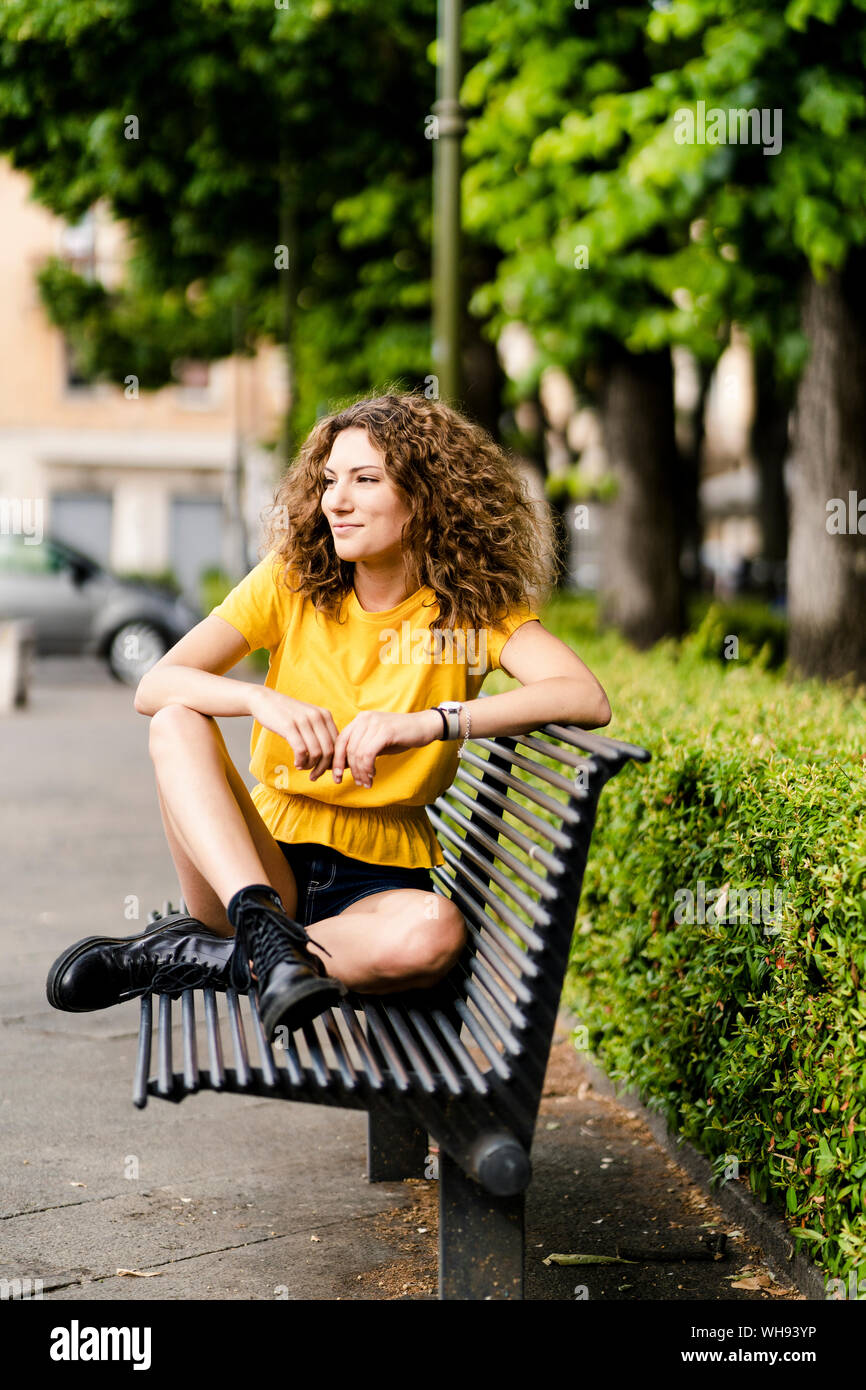 Une Femme Assise Sur Un Banc Banque d'image et photos - Alamy