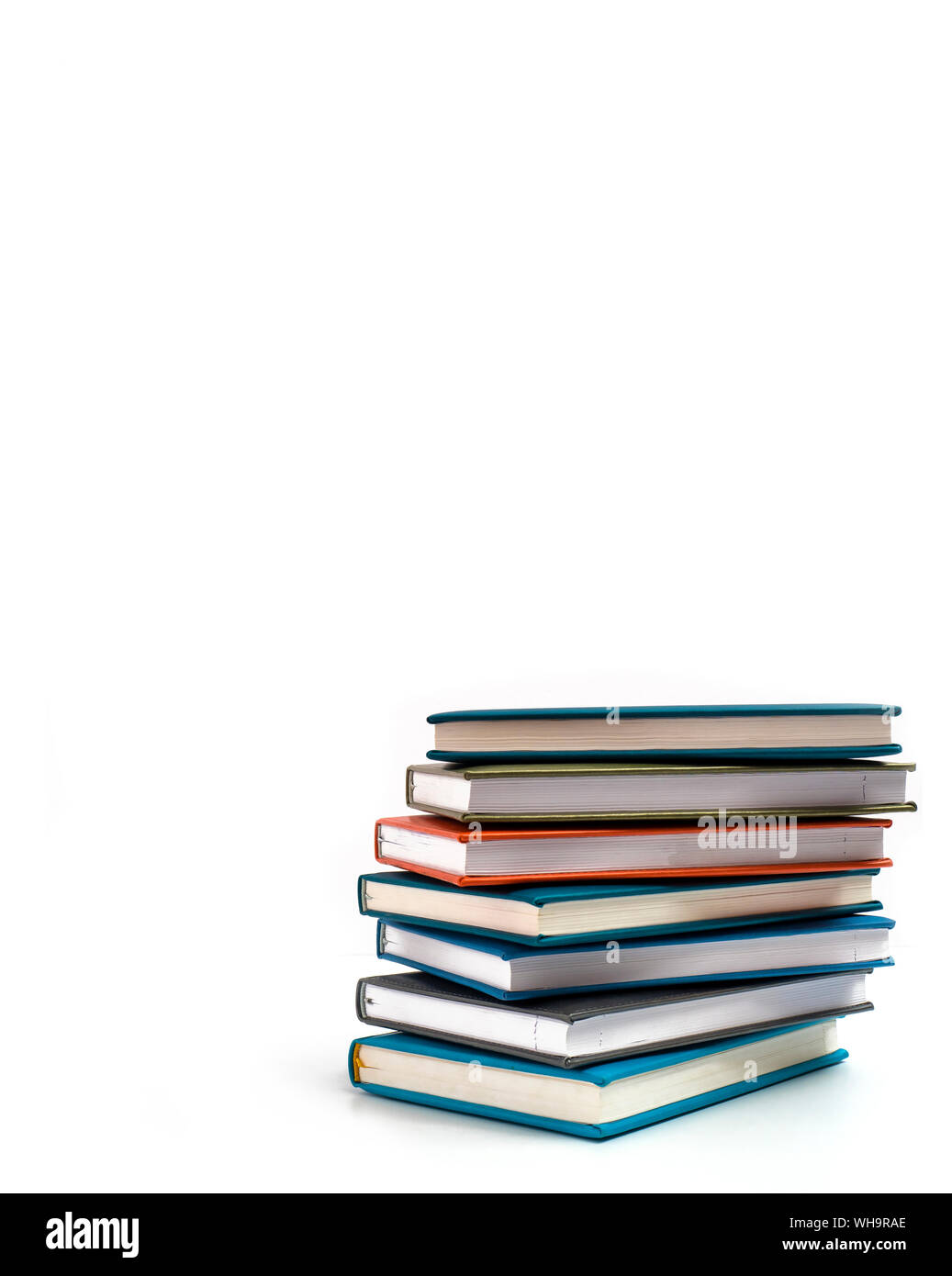 Pile de livres fond blanc Banque de photographies et d’images à haute résolution - Alamy