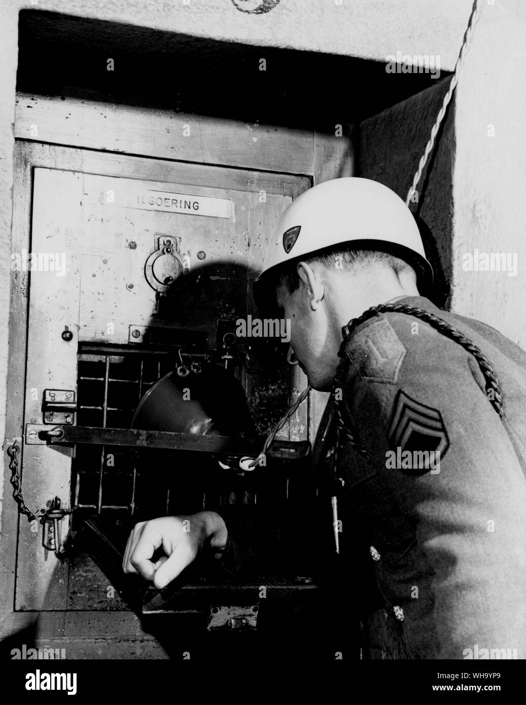 WW2 : yeux attentifs sur la cellule de Goering. Une garde côtière ...