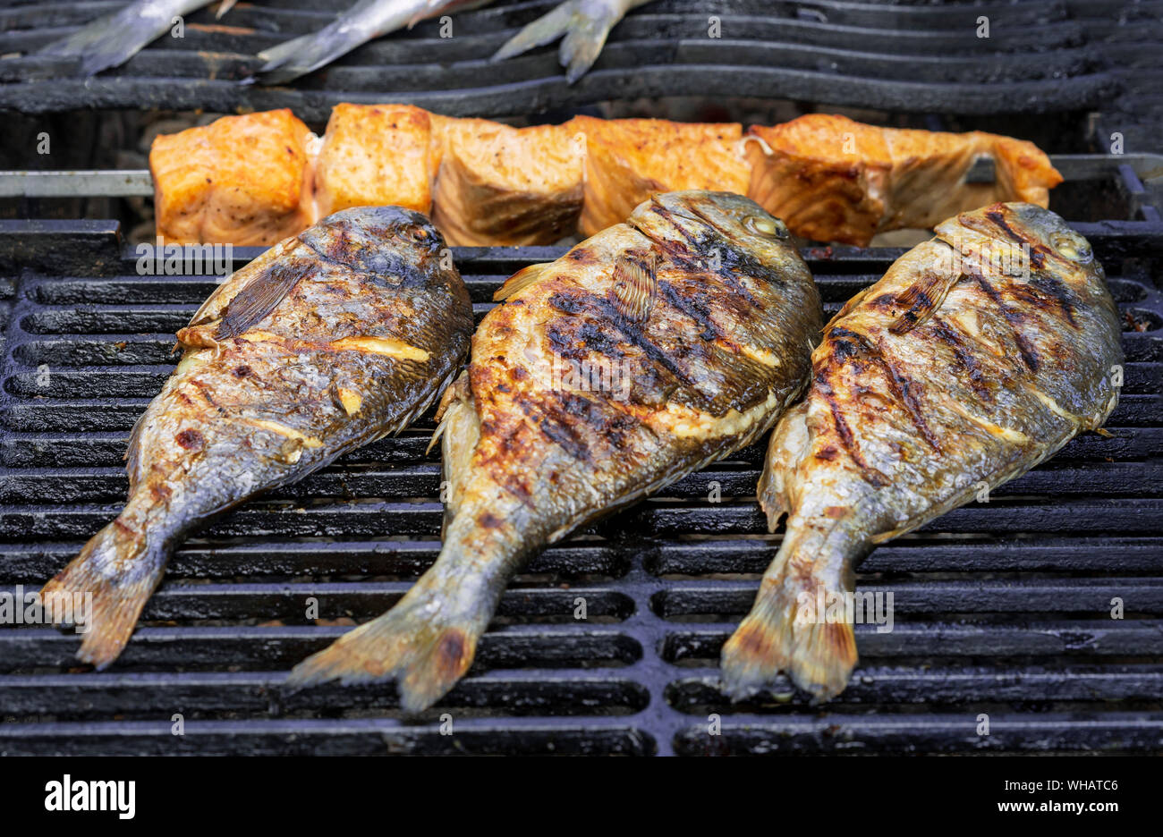 Grillades de Poisson et dorada tranches de saumon sur le grill grille ...