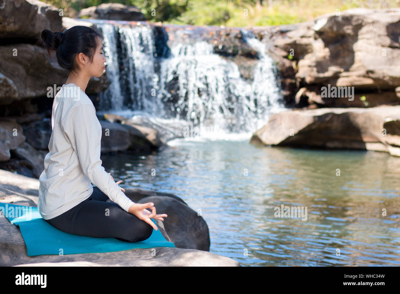 Position assise yoga femme Banque de photographies et d’images à haute ...