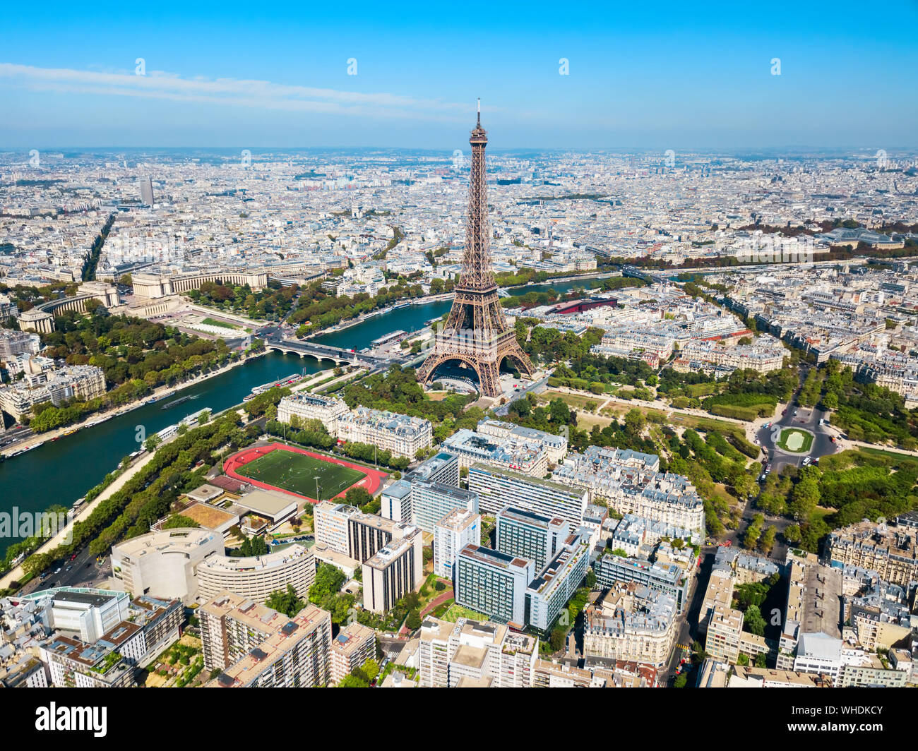 La Tour Eiffel ou la Tour Eiffel vue aérienne, est une tour en treillis en fer forgé sur le ...