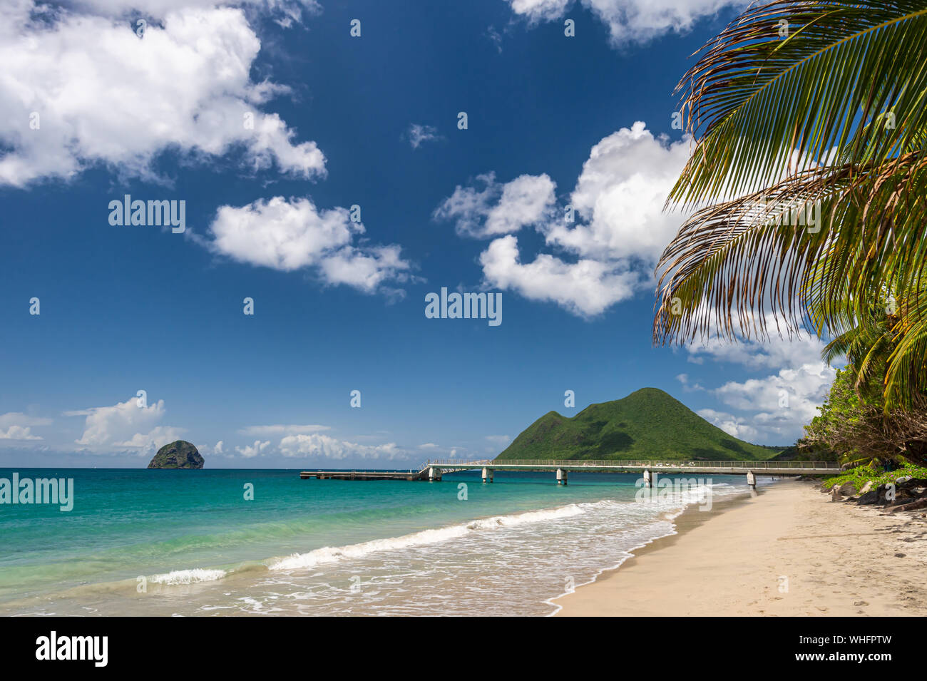 Plage avec rocher Banque de photographies et d’images à haute ...