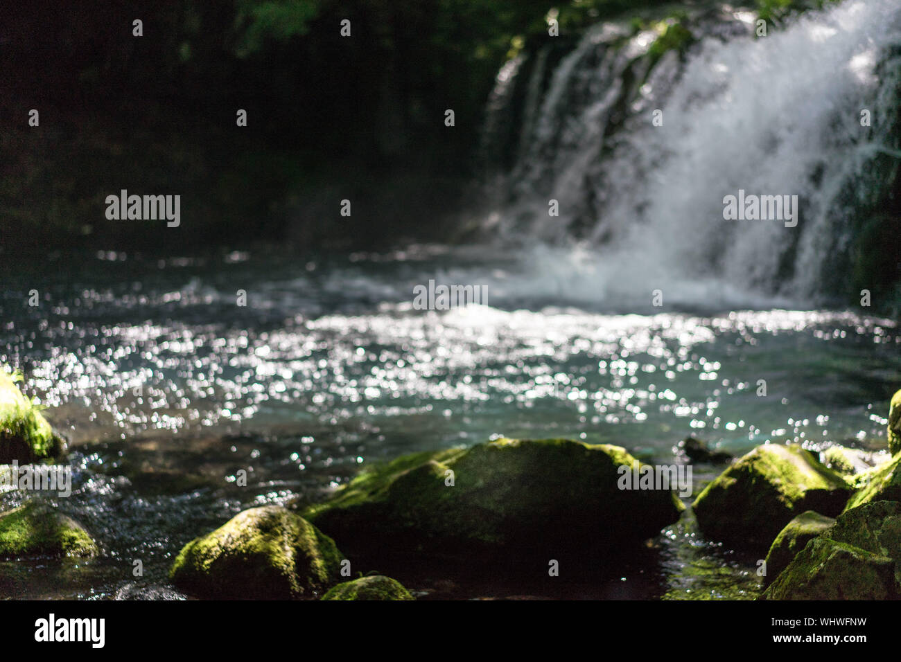 Roches couvertes de mousse et cascade Banque de photographies et d ...