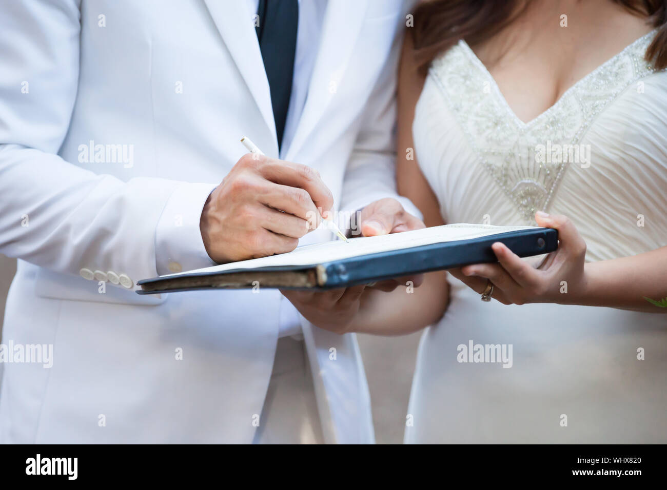 Signing wedding certificate Banque de photographies et d’images à haute ...