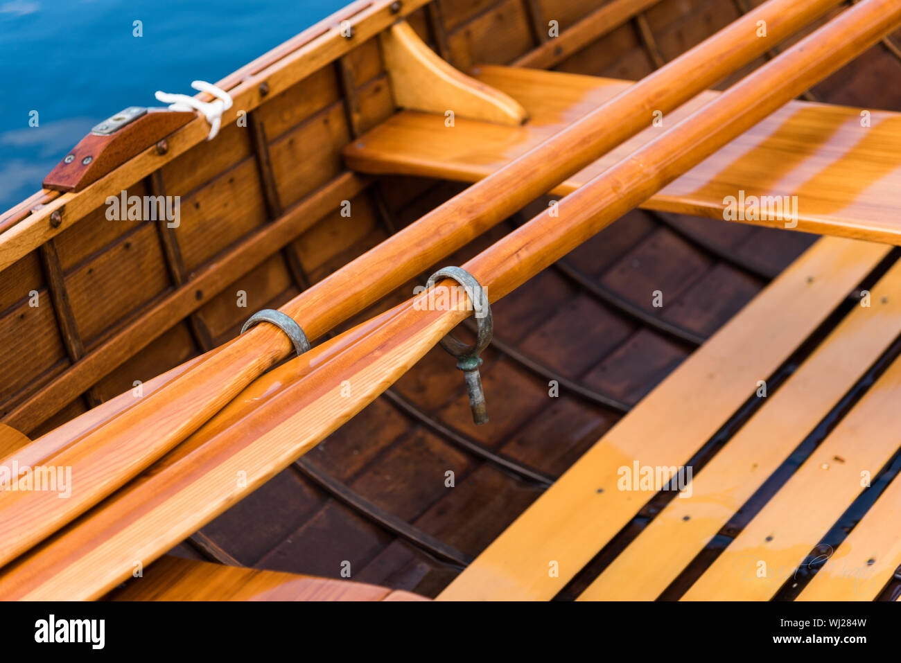 Bateau En Bois Avec Rames Banque d'image et photos - Alamy