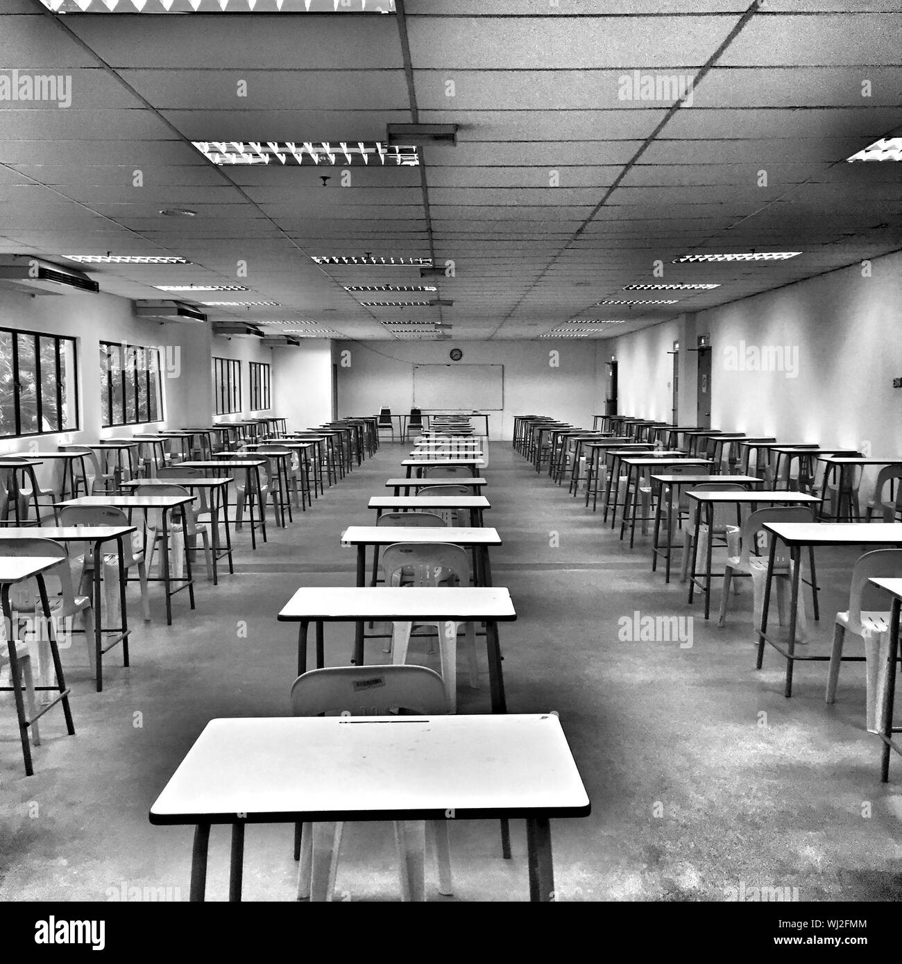 Salle De Classe Vide Banque Dimages Noir Et Blanc Alamy