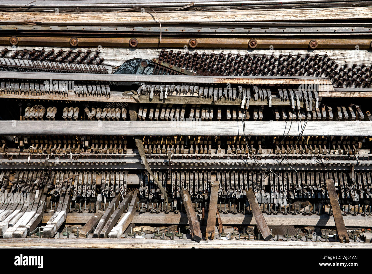 Broken piano Banque de photographies et d’images à haute résolution - Alamy