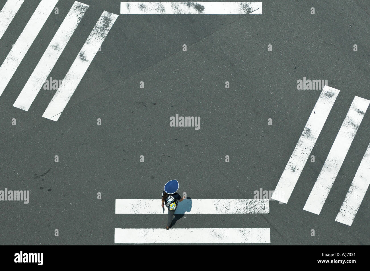 Man crossing road Banque de photographies et d’images à haute ...