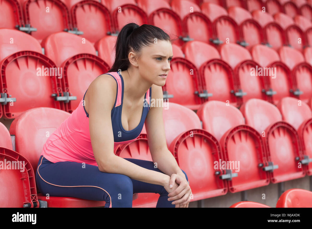 Femme attachée chaise Banque de photographies et d’images à haute résolution - Alamy