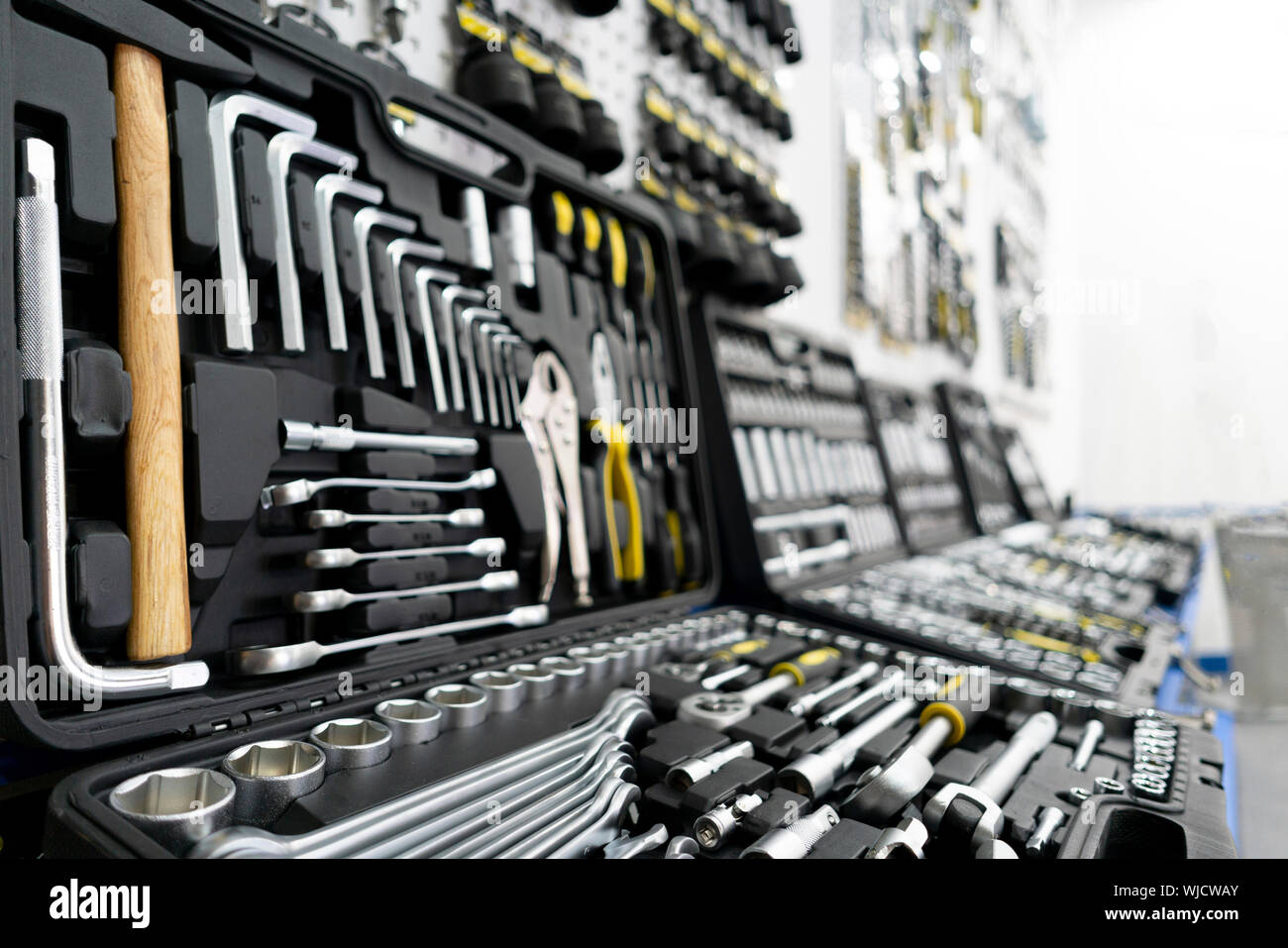 Coffret d'outils pour la réparation automobile. Réparer les défauts sur ...