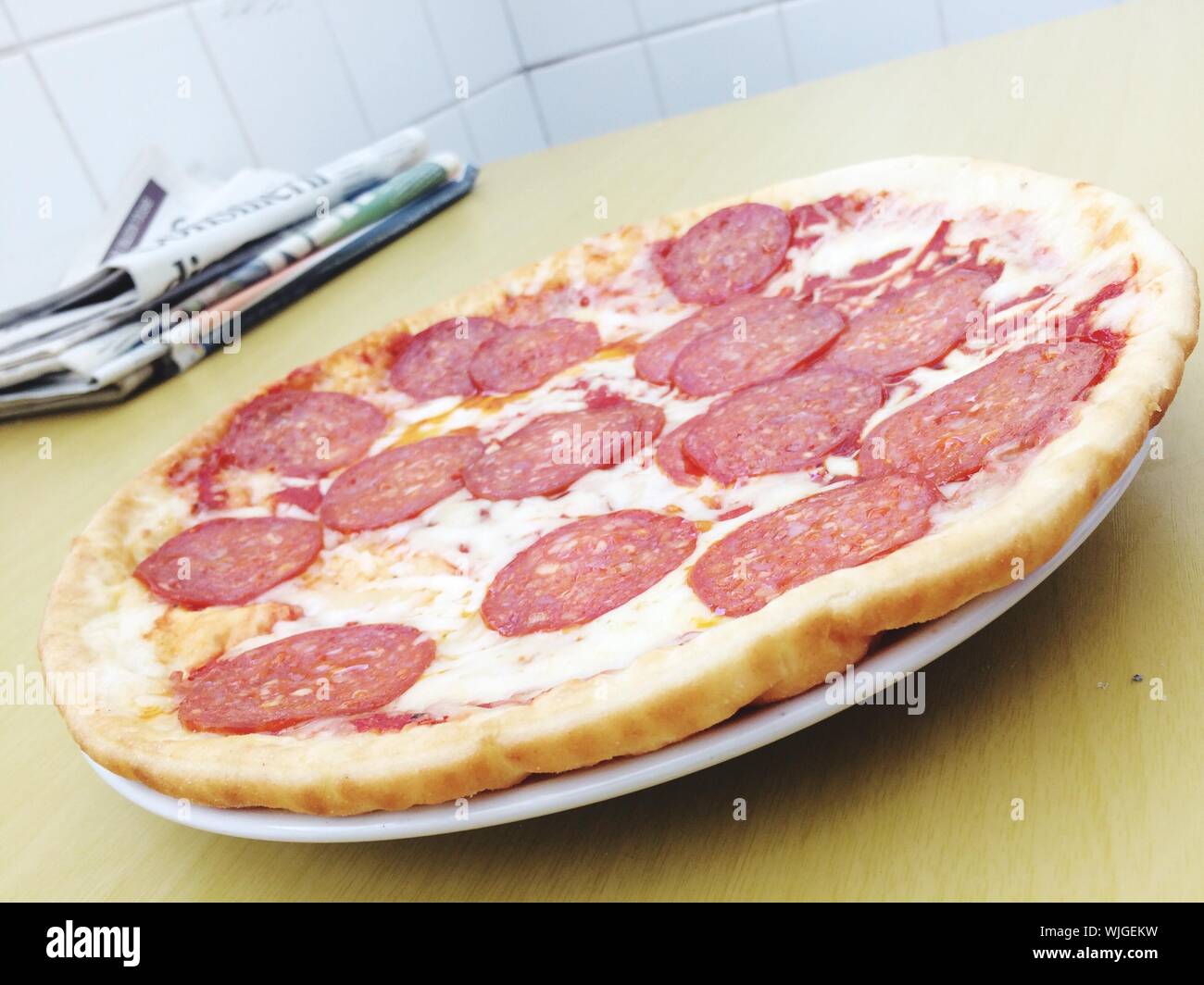 Pizza sur le plateau de service Banque de photographies et d’images à ...