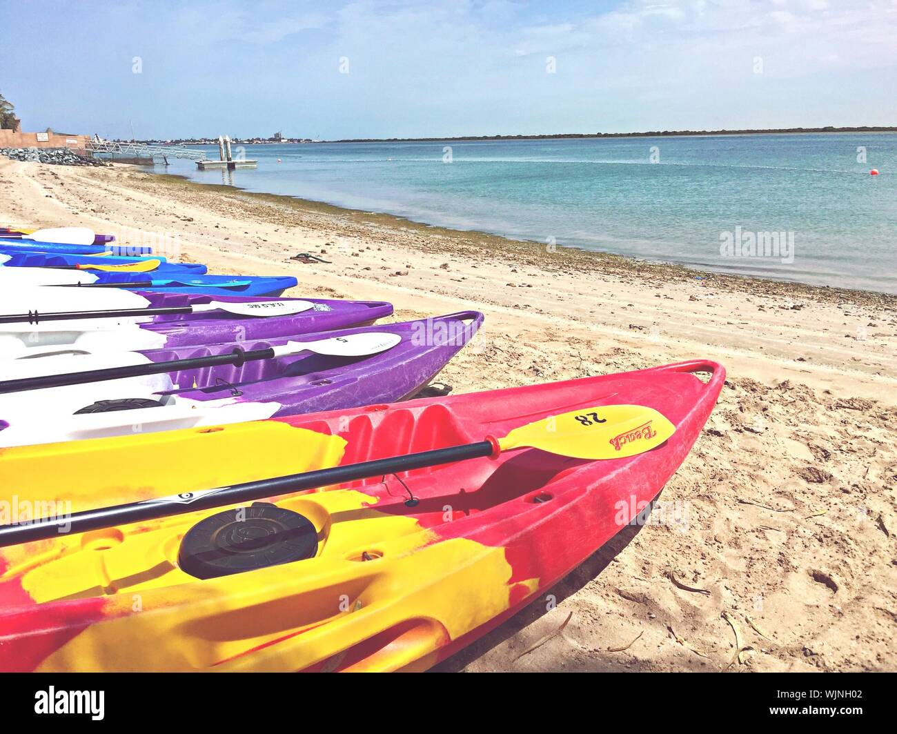 Kayaks et plage Banque de photographies et d’images à haute résolution ...