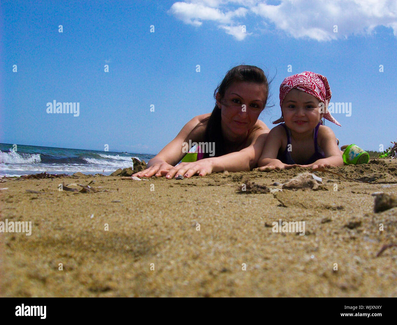 Mother And Daughter Lying On Beach Banque De Photographies Et Dimages