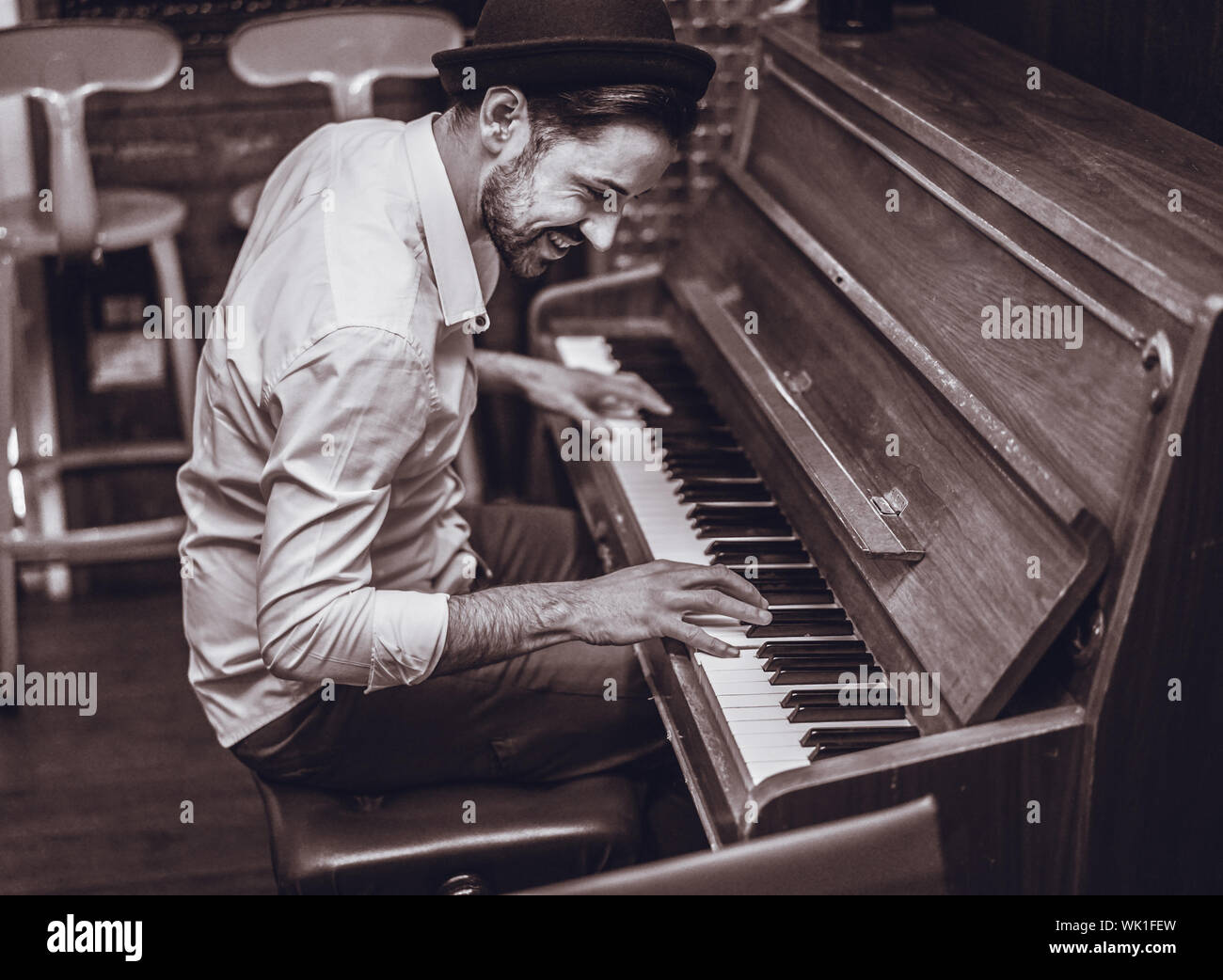 Piano man side classical Banque de photographies et d’images à haute ...