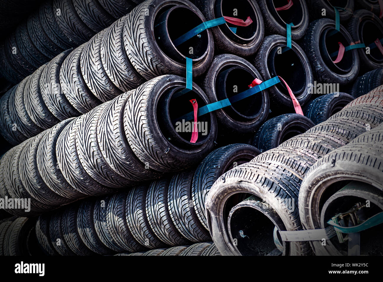 Pile de gros pneus Banque de photographies et d’images à haute résolution - Alamy