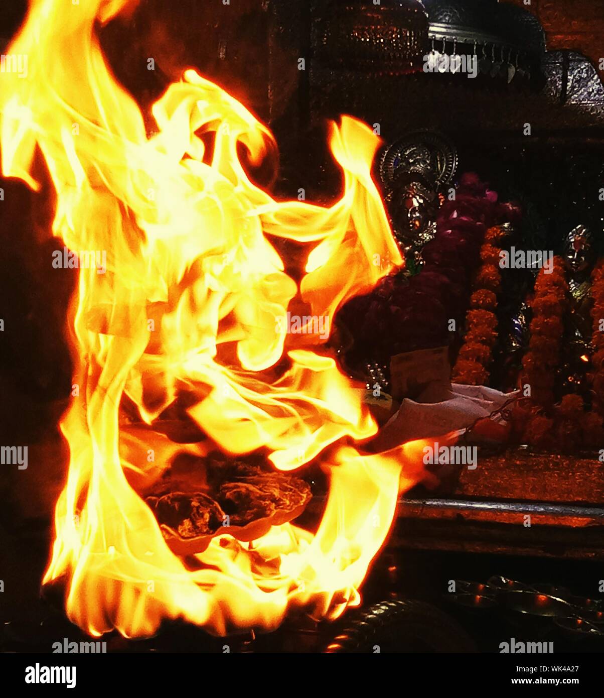 Fire burning at the fire temple Banque de photographies et d’images à ...