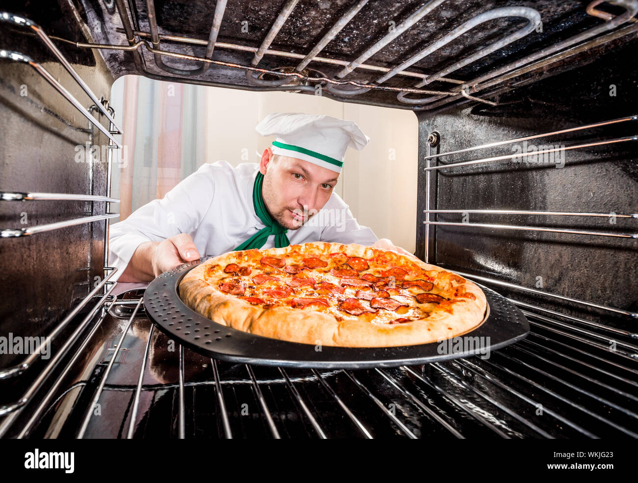 Chef prépare le four à pizza au pepperoni, vue de l'intérieur du four ...