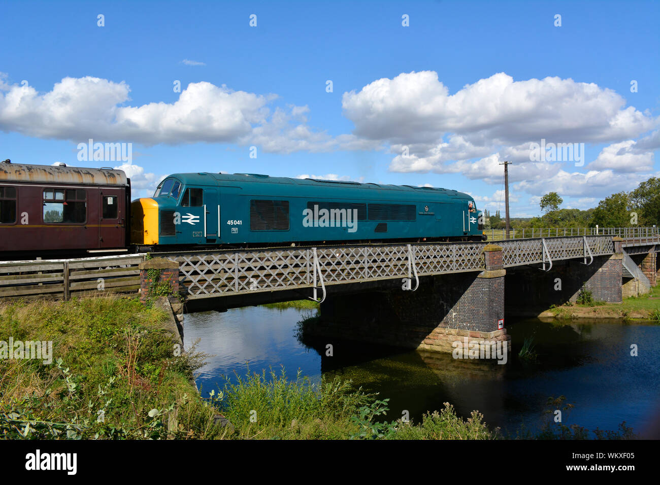 Locomotive diesel-électrique de classe 45 45041 Royal Tank Regiment ...