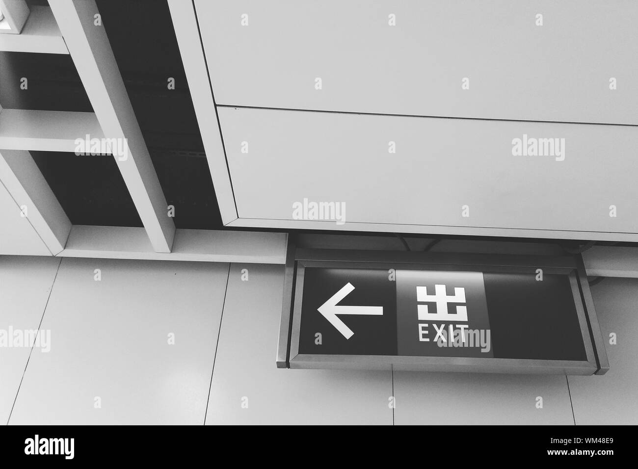Ceiling exit sign Banque de photographies et d’images à haute ...
