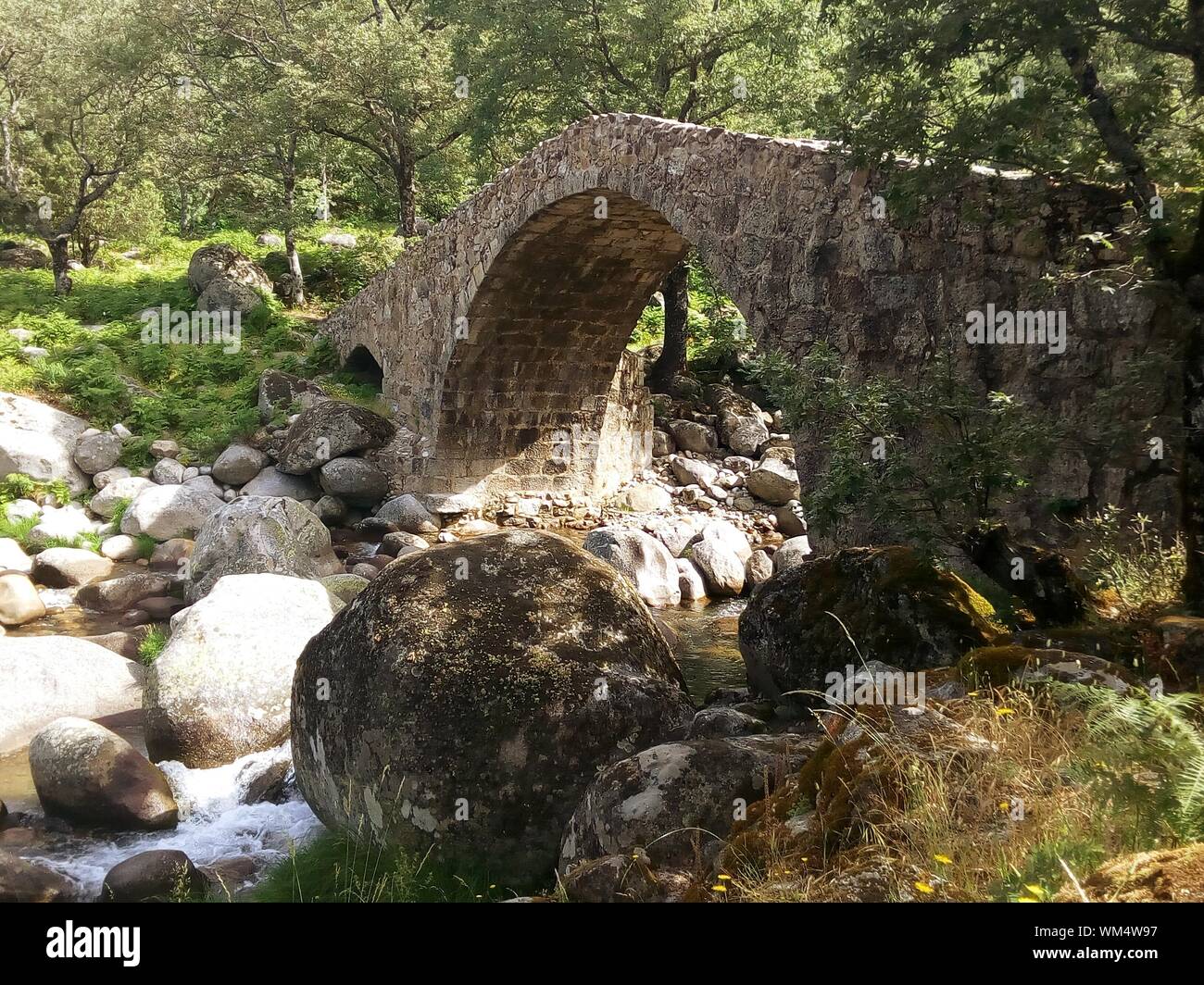 Pont de mur en pierre Banque de photographies et d’images à haute ...