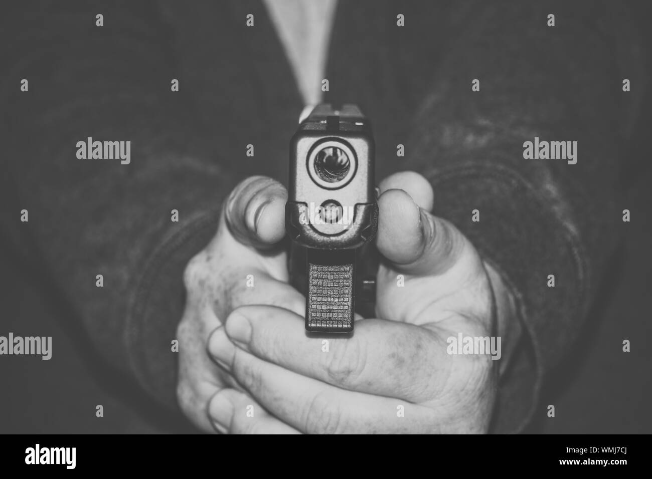 Man pointing gun Banque de photographies et d’images à haute résolution ...