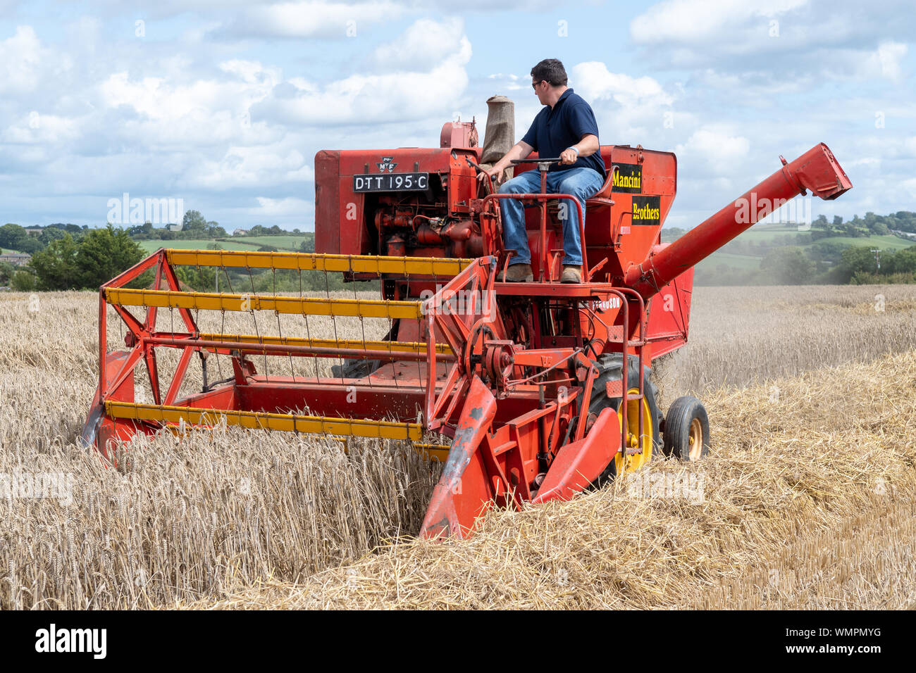 Ancienne moissonneuse batteuse Banque de photographies et d’images à ...