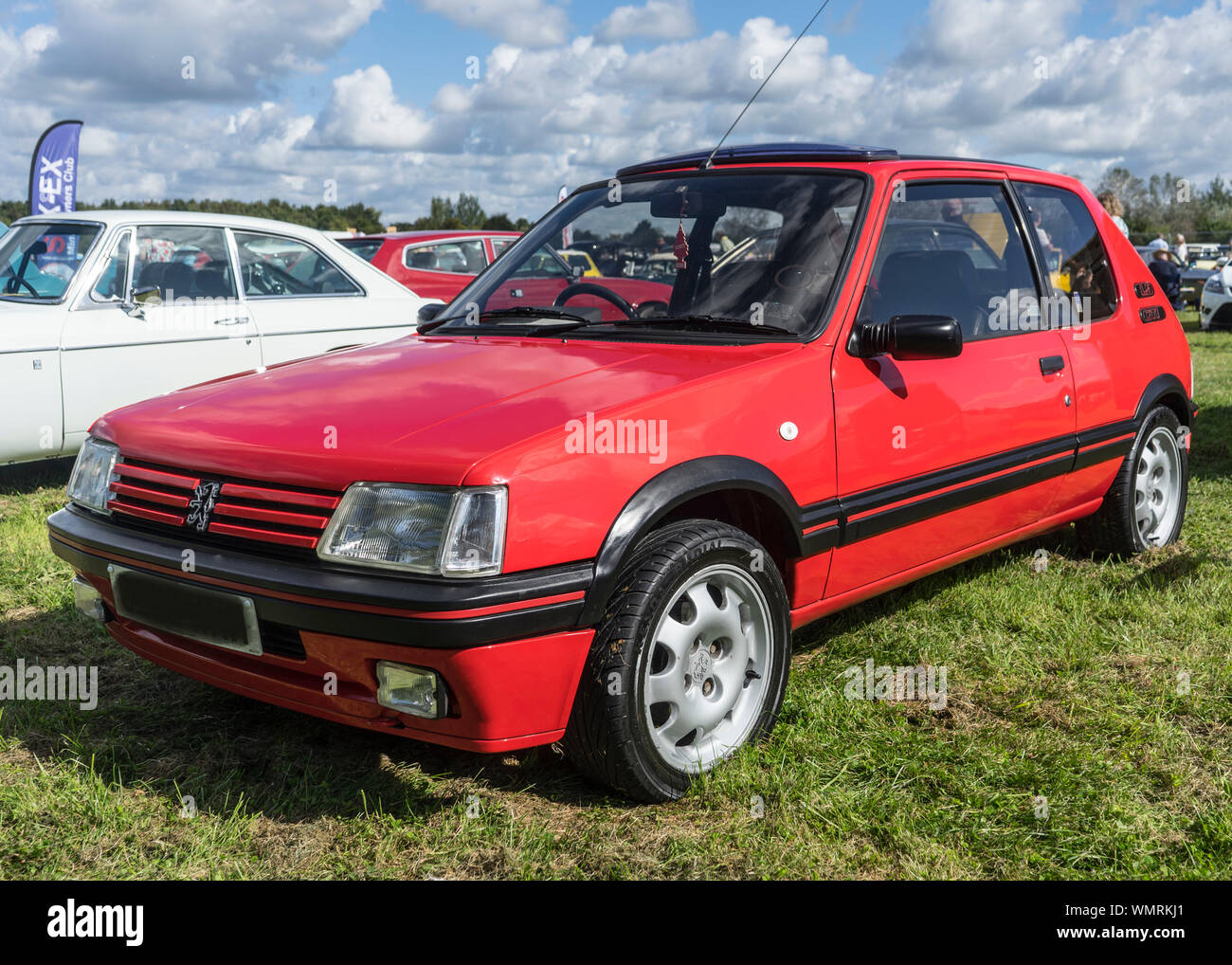 Peugeot 205 rouge Banque de photographies et d’images à haute ...