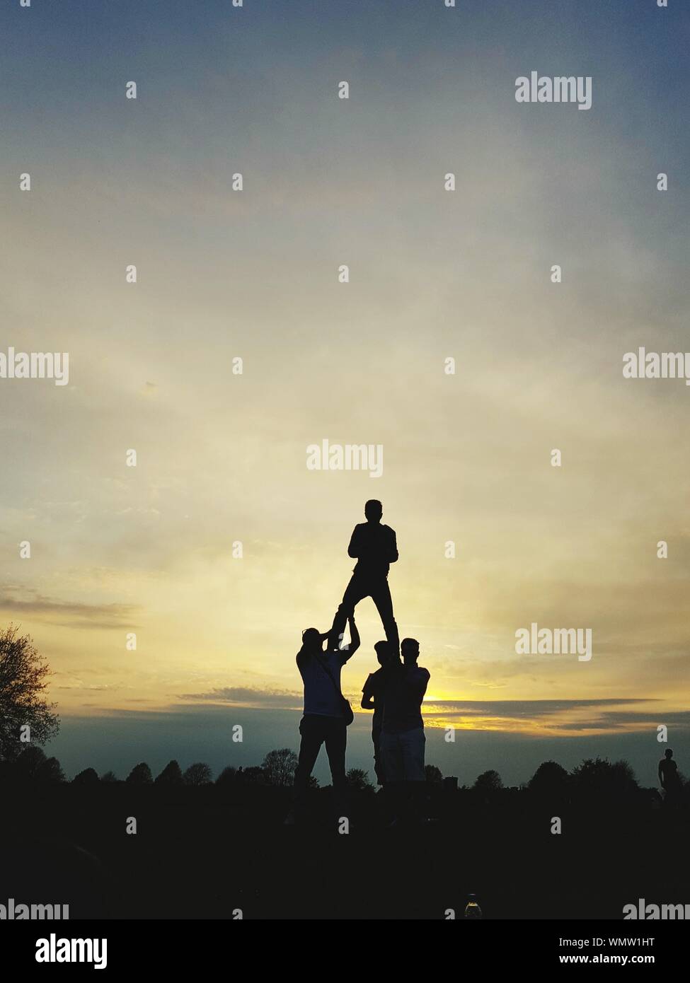 Pyramide humaine Banque de photographies et d’images à haute résolution ...