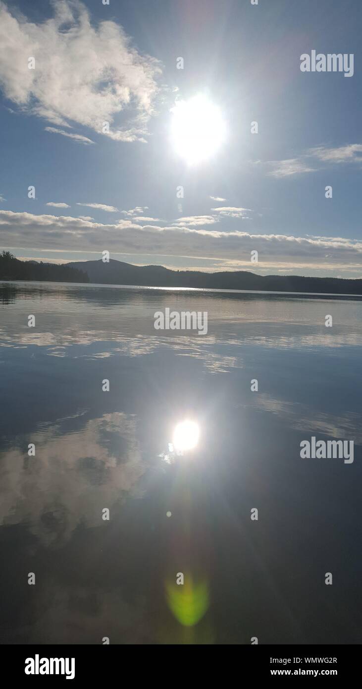Reflet du soleil dans l'eau Banque de photographies et d’images à haute ...