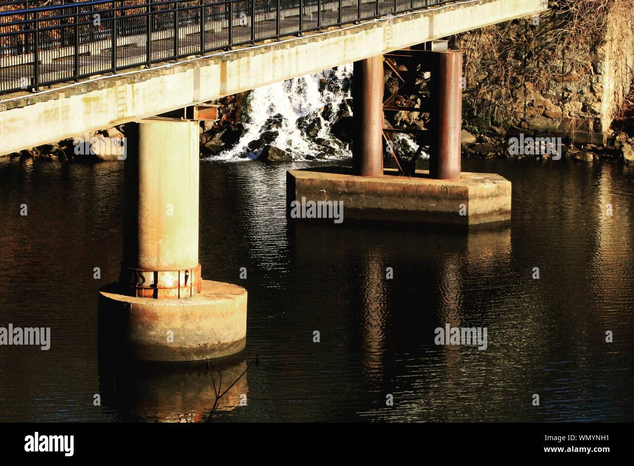 Water reflection under bridge Banque de photographies et d’images à ...