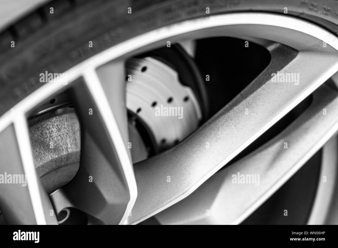 Vehicle tyre Banque de photographies et d’images à haute résolution - Alamy