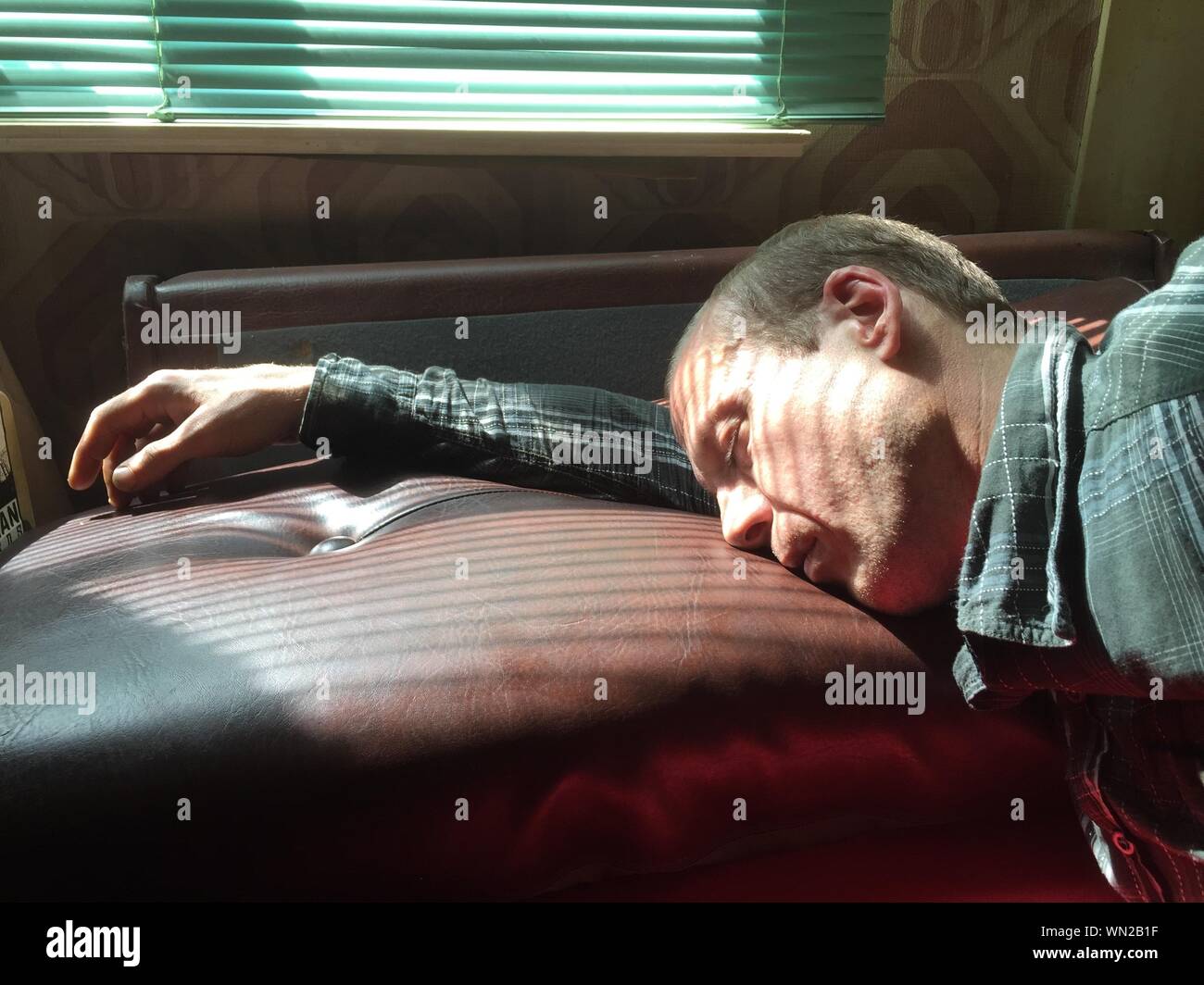 Homme saoul endormie Banque de photographies et d’images à haute ...