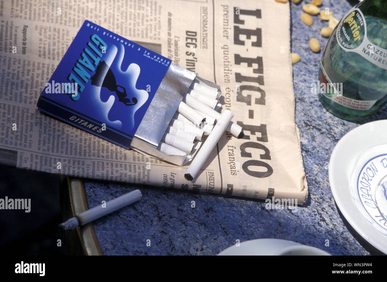 Cigarette Gitanes Banque d'image et photos - Alamy