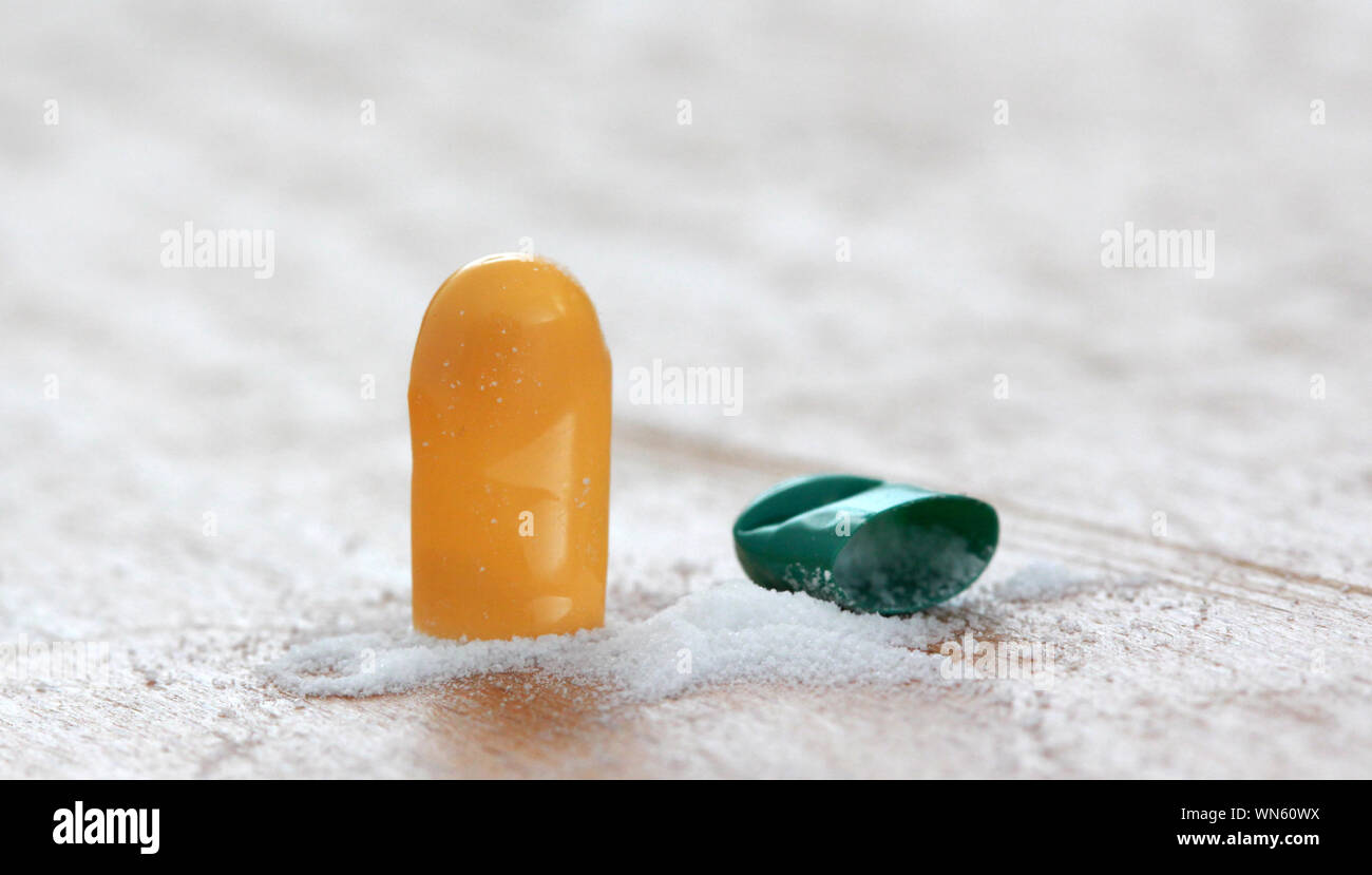 Broken pill Banque de photographies et d’images à haute résolution - Alamy