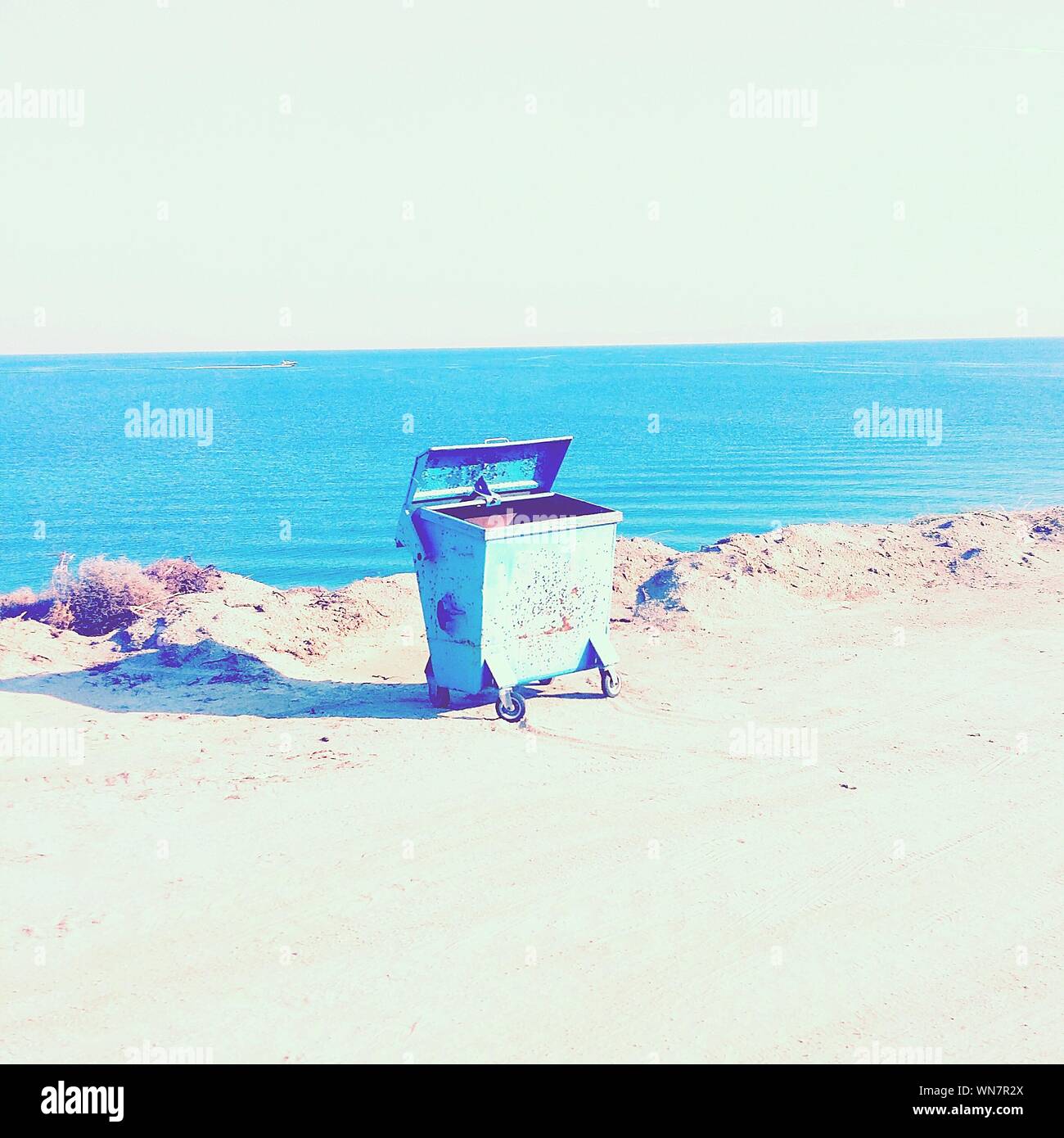 Waste container Banque de photographies et d’images à haute résolution ...